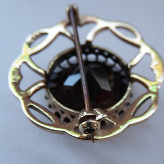 Vintage 9ct Gold Brooch. Beautifully Made Solid Gold Brooch Set with L ...